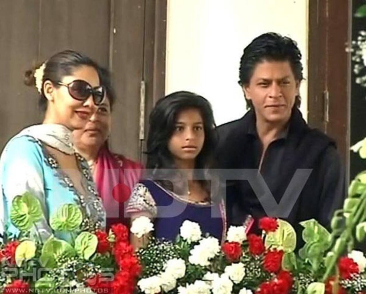 Shahrukh Khan celebrates Eid with family: view pic! - Bollywood News ...