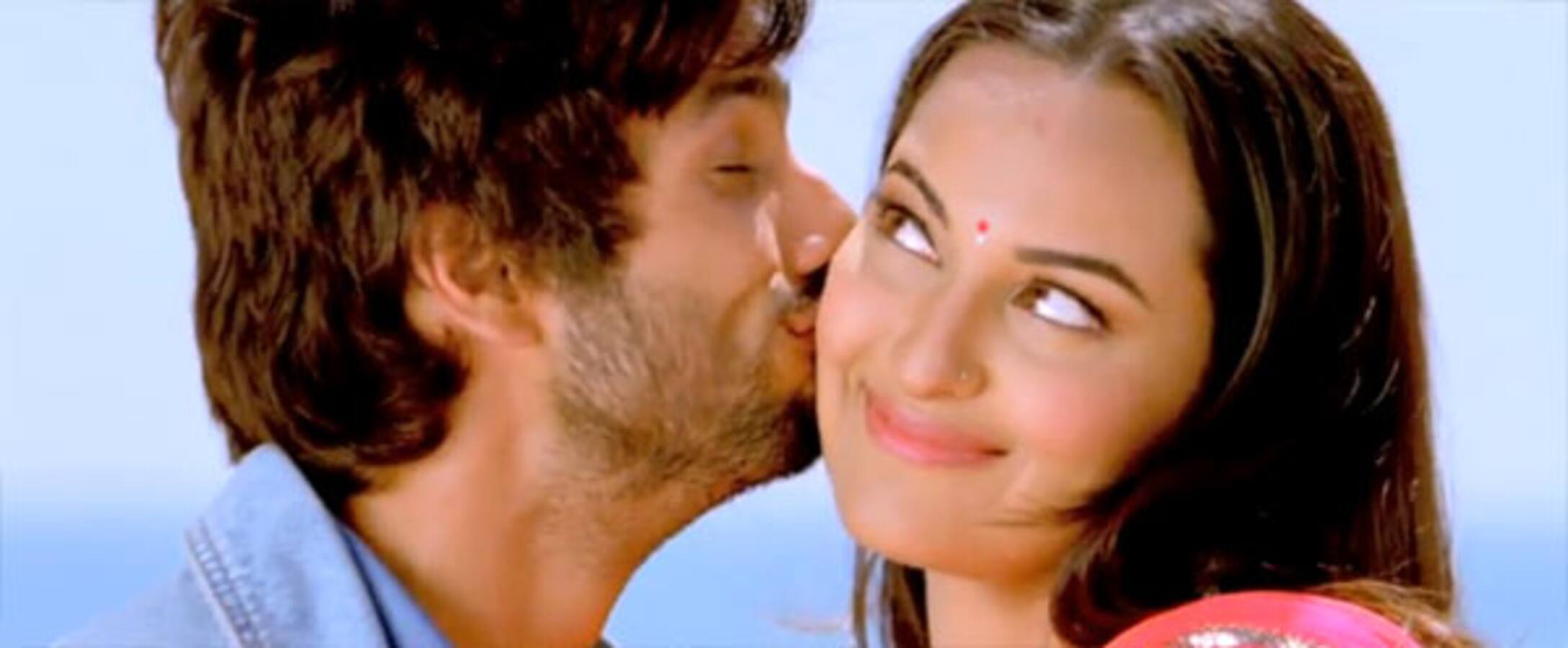 R...Rajkumar song Saree ka fall: Shahid Kapoor turns a serial kisser ...