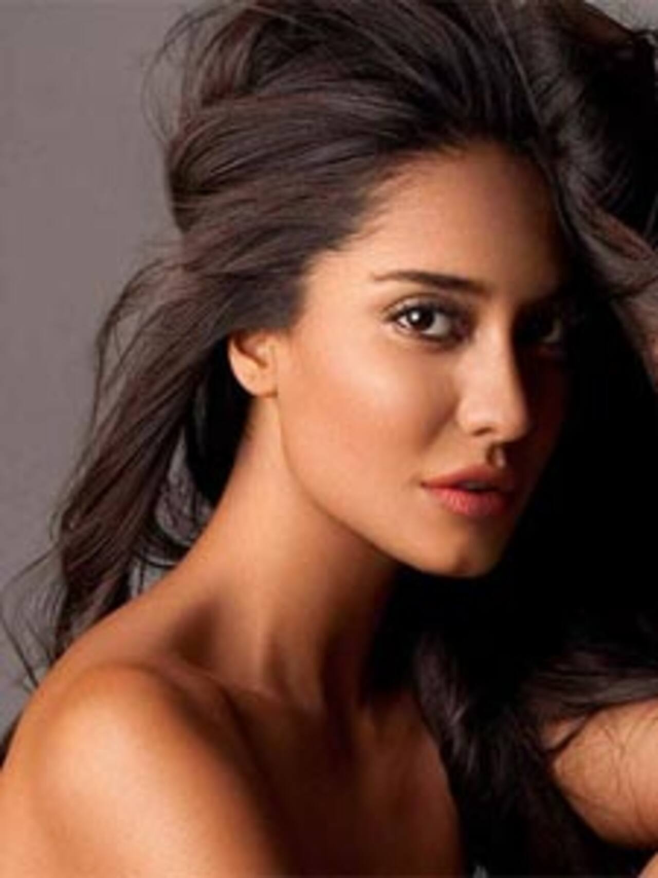 Revealed: 3 secrets of Lisa Haydon! - Bollywood News & Gossip, Movie ...