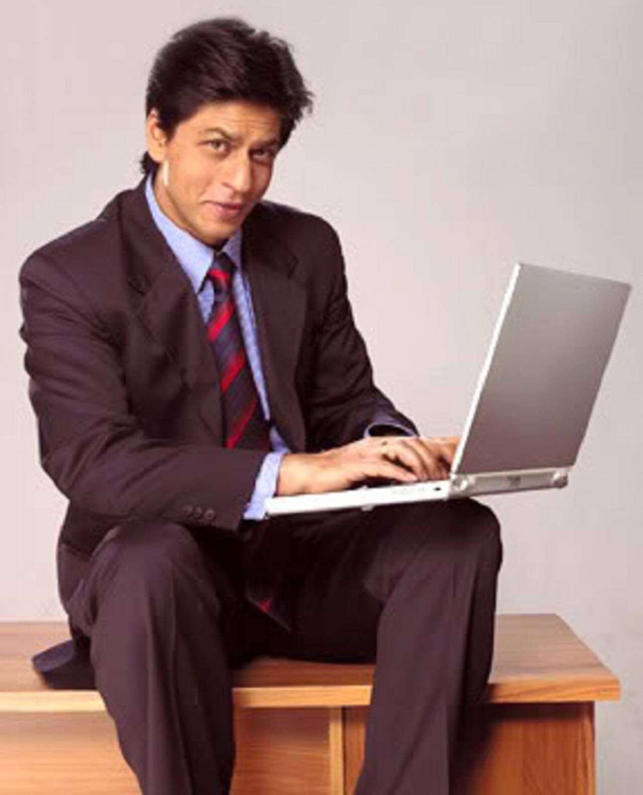 Do you know what is Shah Rukh Khan's laptop password? - Bollywood News ...