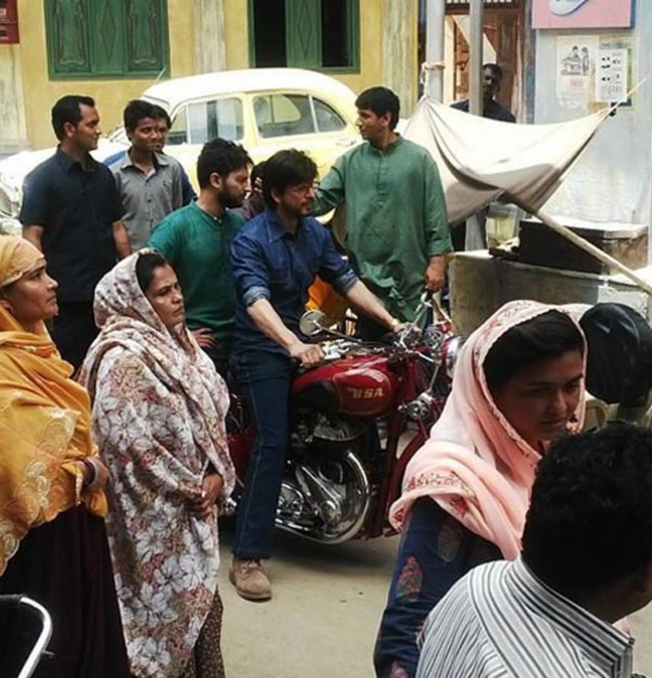 Spotted: SRK riding a bike on the sets of Raees, who wouldn't want to ...