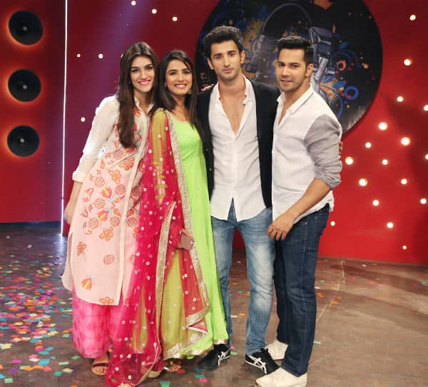 Dilwale's Shah Rukh Khan, Kajol, Varun Dhawan, Kriti Sanon get clicked ...