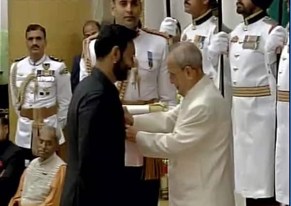 Just In: Ajay Devgn conferred with the Padma Shri Award - view pic! - Bollywood News & Gossip ...