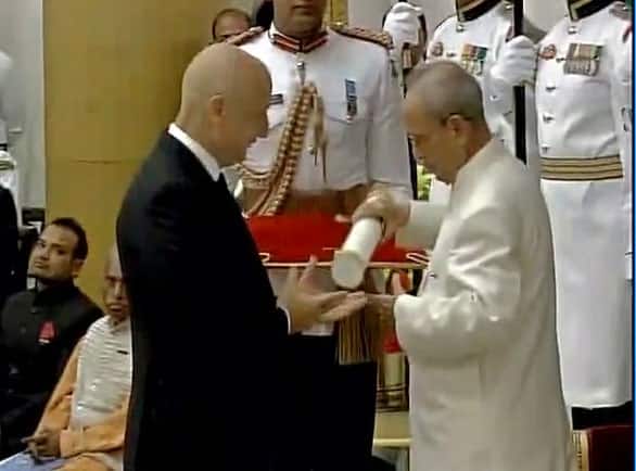 Just In: Ajay Devgn conferred with the Padma Shri Award - view pic! - Bollywood News & Gossip ...