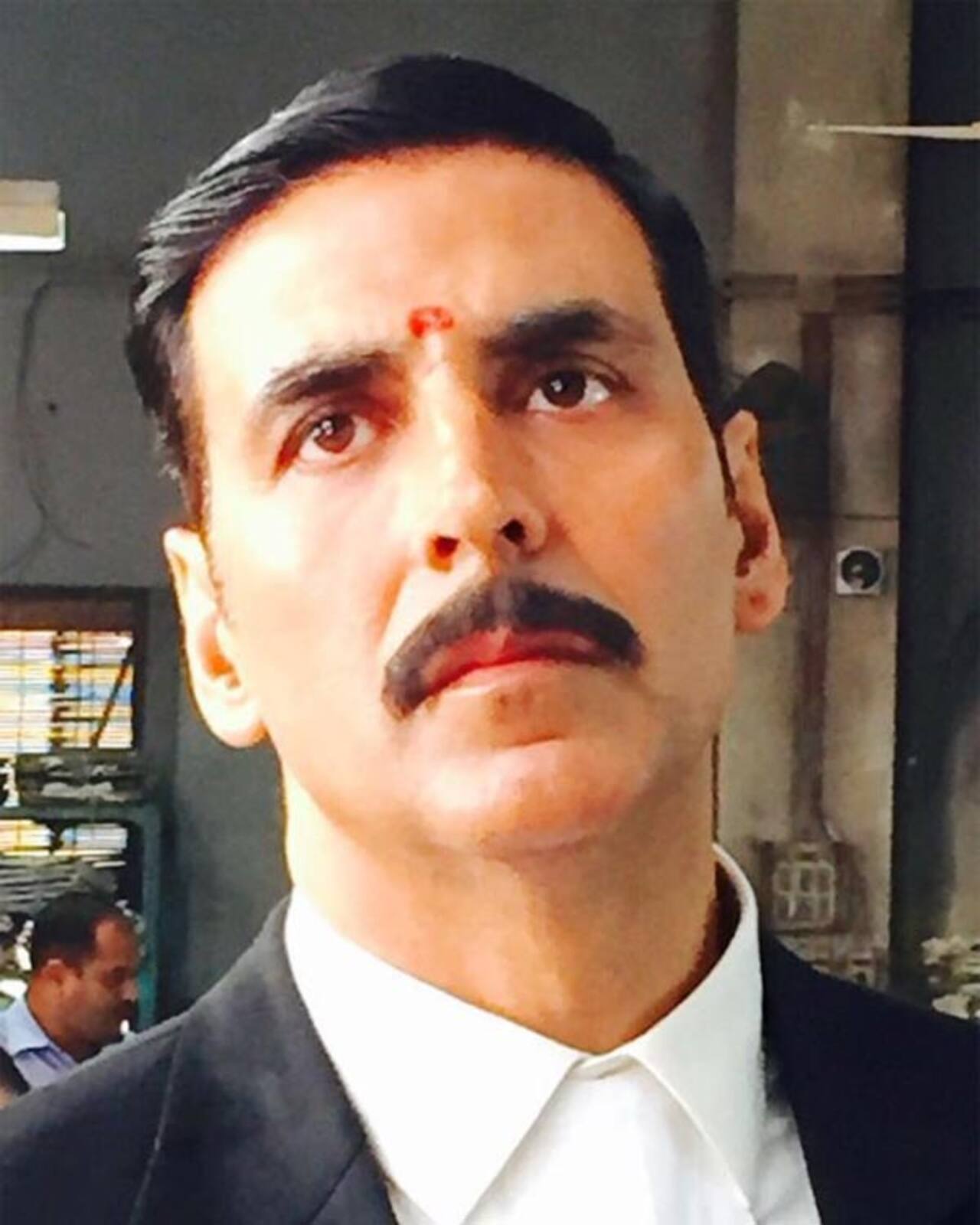 Akshay Kumar reveals his look from Jolly LLB 2 and it has got us SUPER ...