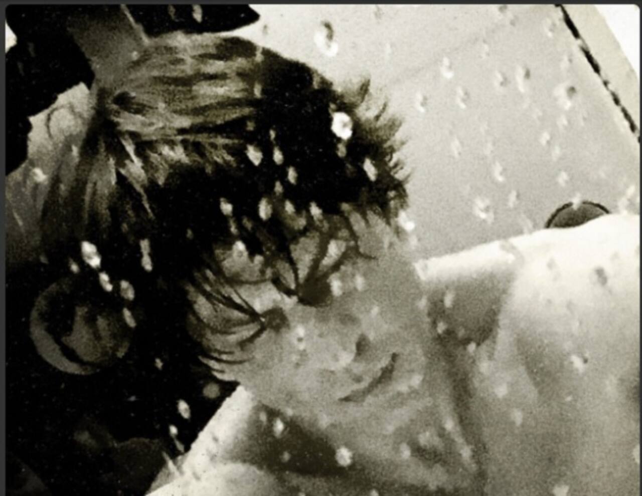 UFF! Shah Rukh Khan is romancing the rain and making us go WEAK in our ...