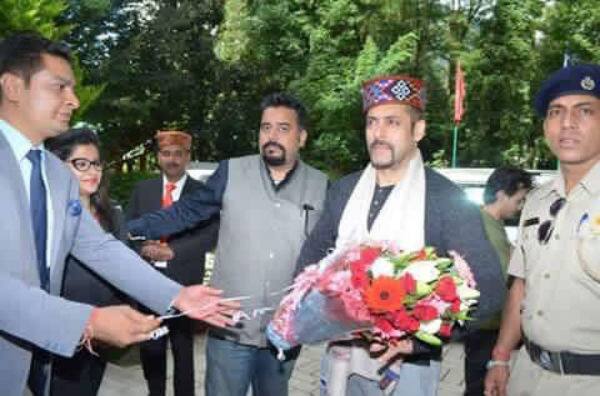 Salman Khan is taking over Manali in their local style and you gotta ...