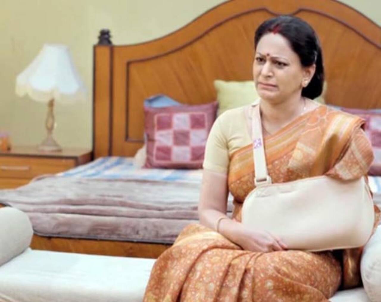 Kuch Rang Pyar Ke Aise Bhi's Radha aka Alka Mogha INJURED, suffers a fracture - Bollywood News ...