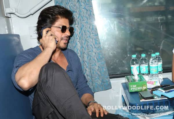 Shah Rukh Khan promotes Raees on a train from Mumbai to Delhi - view ...