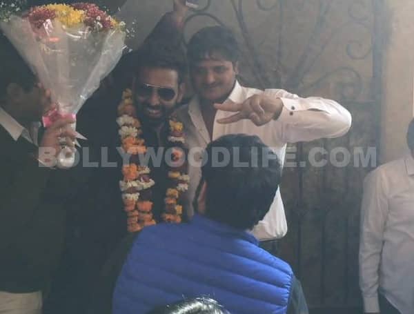 बिग बॉस 10 के विजेता मनवीर गुर्जर के घर के बाहर फैंस का जमावड़ा, देखें ...