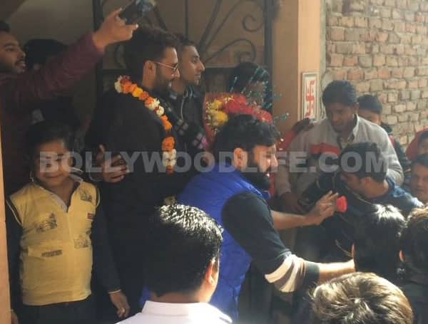 बिग बॉस 10 के विजेता मनवीर गुर्जर के घर के बाहर फैंस का जमावड़ा, देखें ...