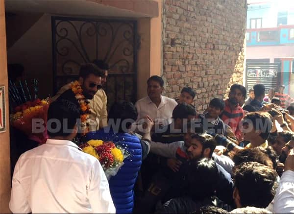 बिग बॉस 10 के विजेता मनवीर गुर्जर के घर के बाहर फैंस का जमावड़ा, देखें ...