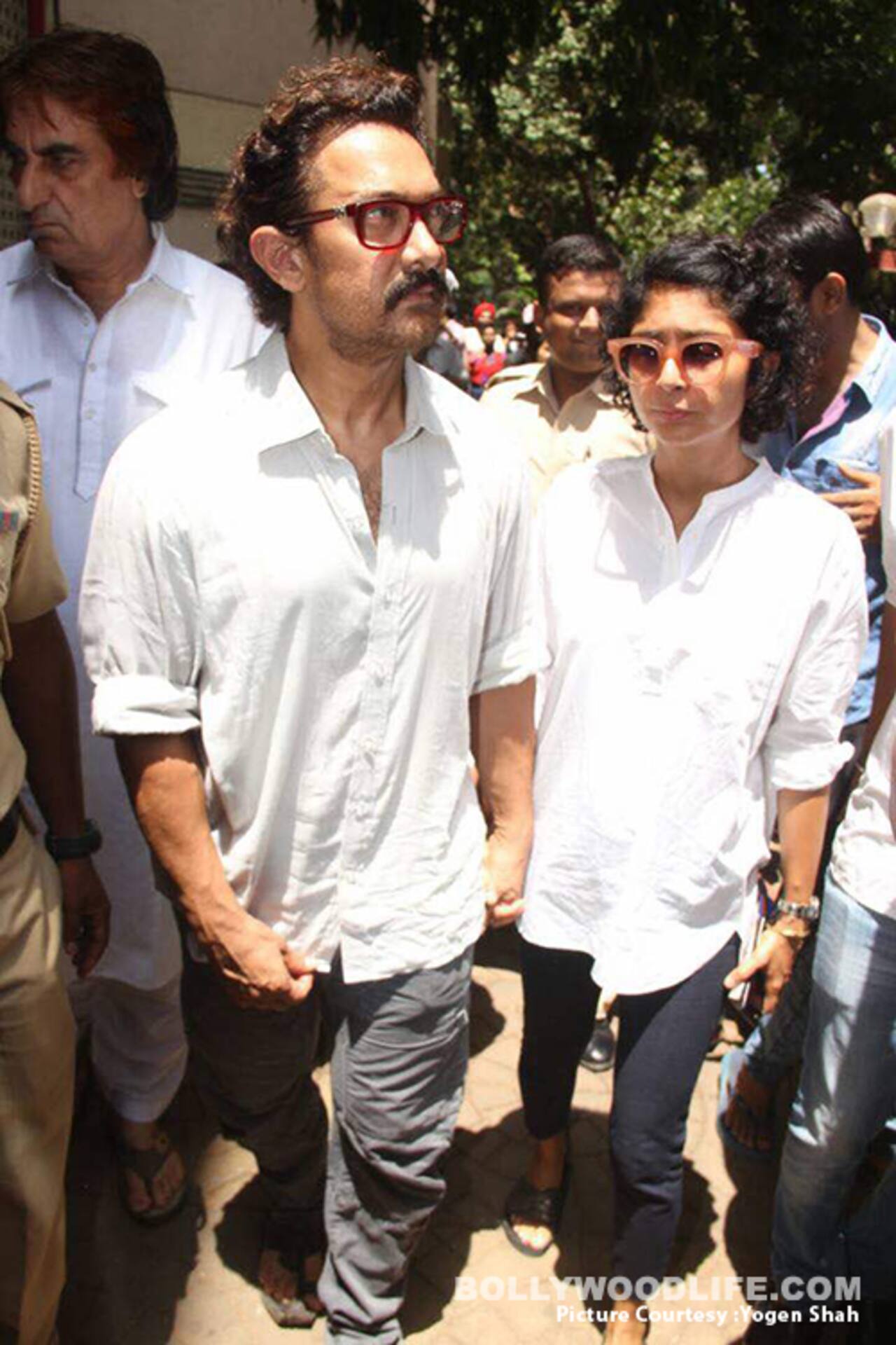 Aamir Khan and Kiran Rao reach late Reema Lagoo's residence - view HQ ...