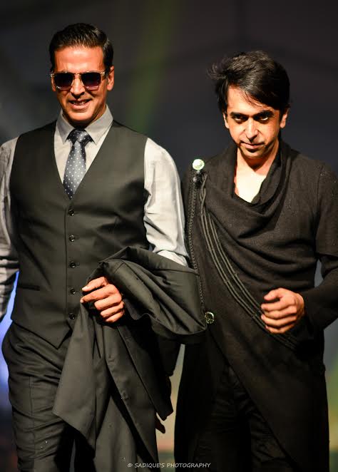 Akshay Kumar shows you how to walk the ramp and perform martial arts at ...