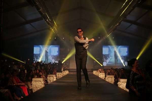 Akshay Kumar shows you how to walk the ramp and perform martial arts at ...