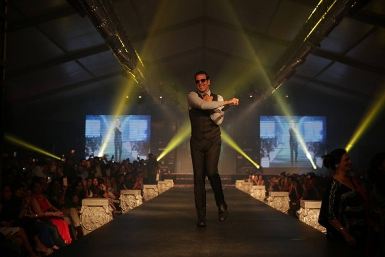 Akshay Kumar shows you how to walk the ramp and perform martial arts at ...