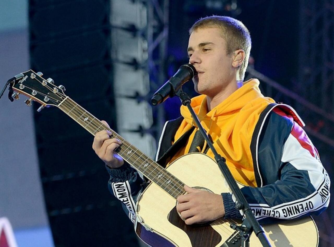 Justin Bieber BREAKS DOWN at the Ariana Grande One Love Manchester ...