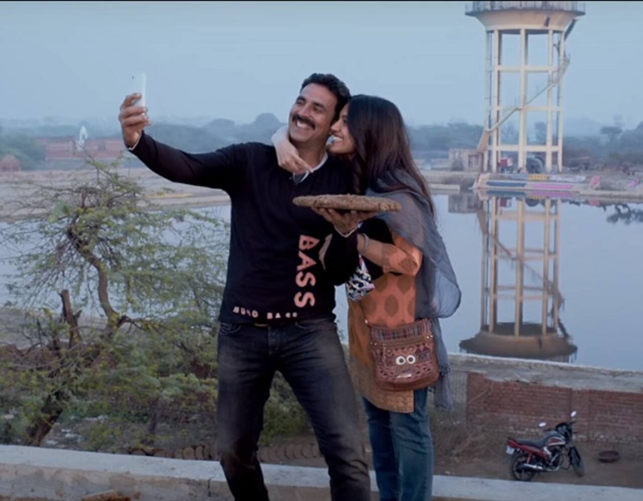 Hans Mat Pagli duet from Toilet - Ek Prem Katha gives another glimpse ...