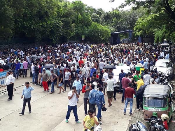 बड़ी खबर !! फिल्म और टीवी कर्मचारी हड़ताल पर, कड़ी सुरक्षा के बीच चल ही ...