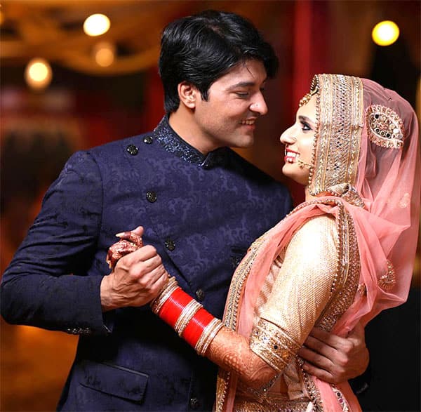 Newly wedded Anas Rashid looks into wife Heena Iqbal's eyes like a ...