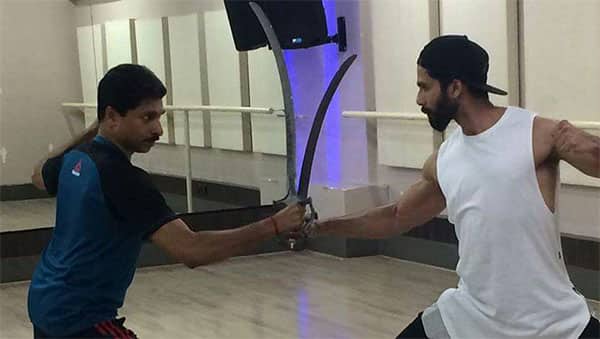 LEAKED PICS of Shahid Kapoor practicing sword fighting for Padmavati ...