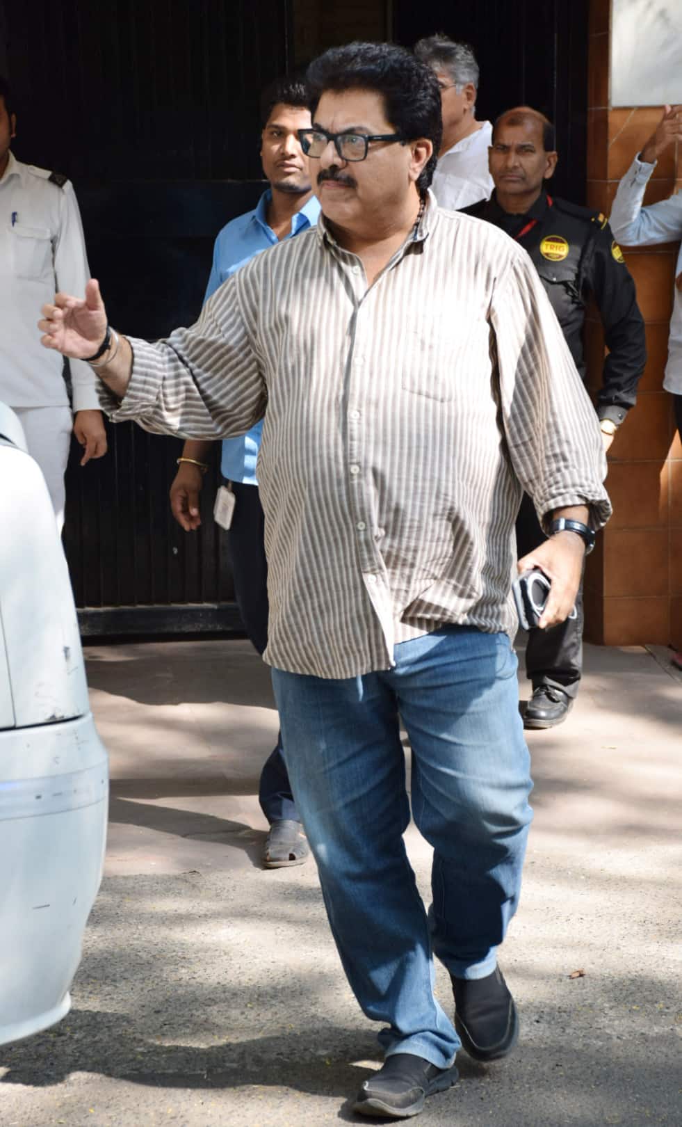Neeraj Vora funeral: Abhishek Bachchan, Paresh Rawal, Sajid Nadiadwala ...