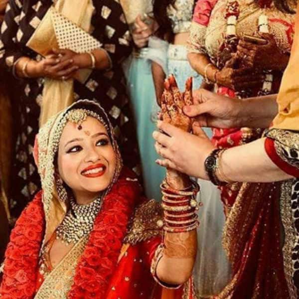 Pics Alert !! देखिए मिमोह चक्रवर्ती और मदालसा शर्मा की शादी की 5 खास ...