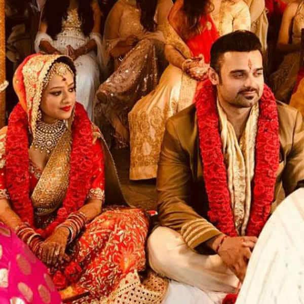 Pics Alert !! देखिए मिमोह चक्रवर्ती और मदालसा शर्मा की शादी की 5 खास ...