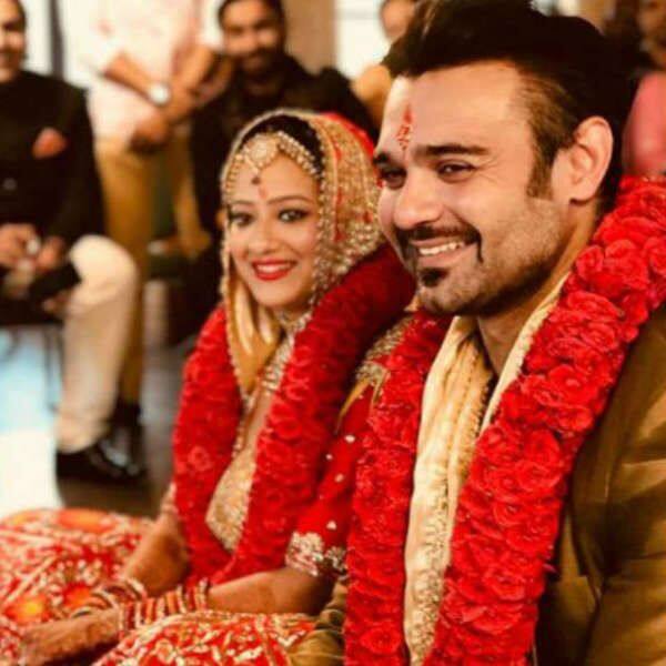 Pics Alert !! देखिए मिमोह चक्रवर्ती और मदालसा शर्मा की शादी की 5 खास ...