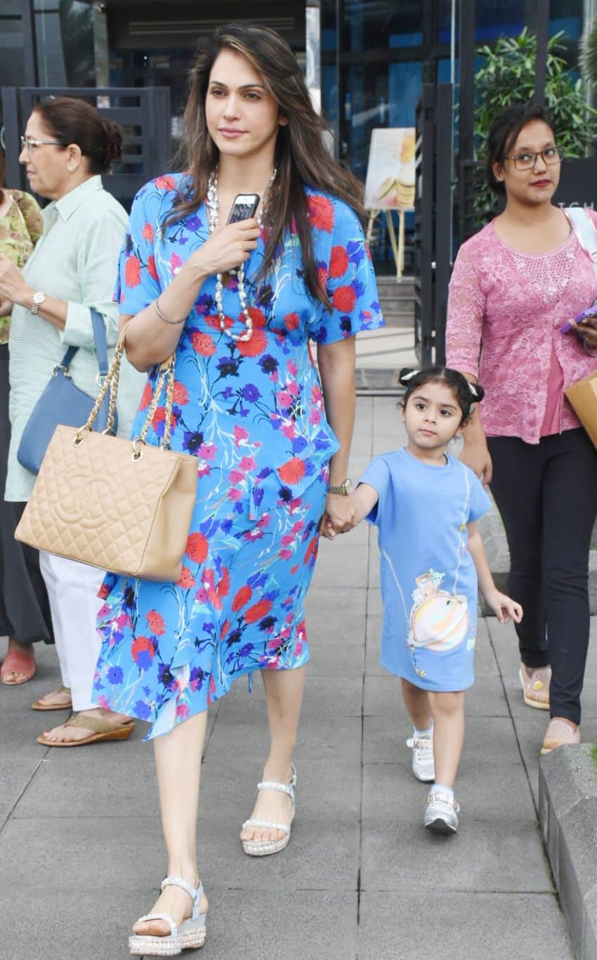 Birthday girl Isha Koppikar's daughter Rianna Narang twins with her mom ...