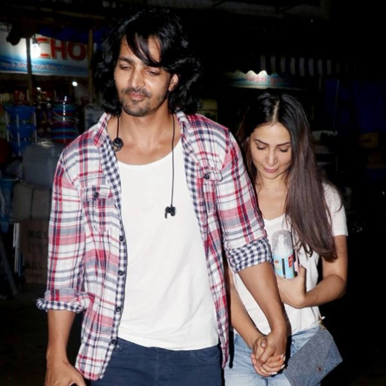 After enjoying a dinner date, Kim Sharma and Harshvardhan Rane walk ...
