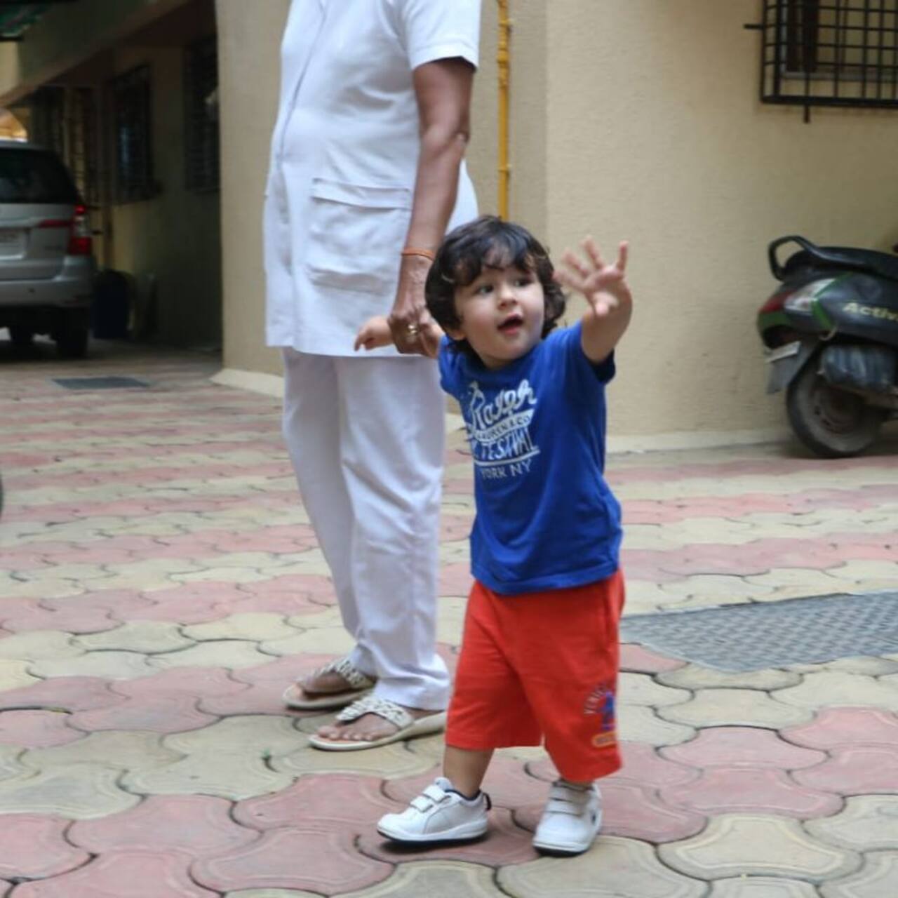Saif Ali Khan narrates an actual story of Taimur waving at paparazzi ...