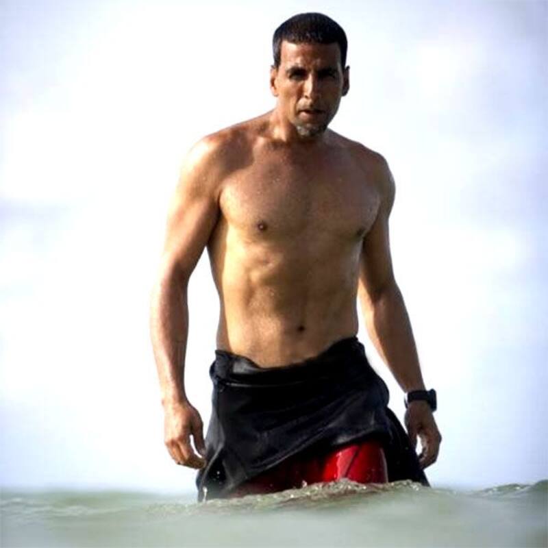 Akshay Kumar gifts his training ball to boys on the beach for exercise ...