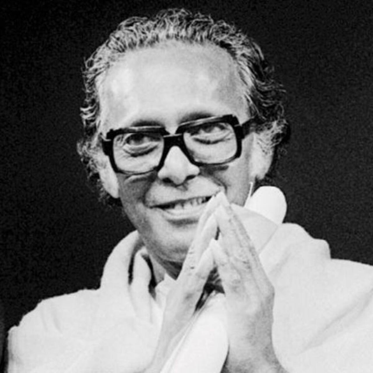 Celebrated filmmaker Mrinal Sen cremated at Kolkata - Bollywood News ...