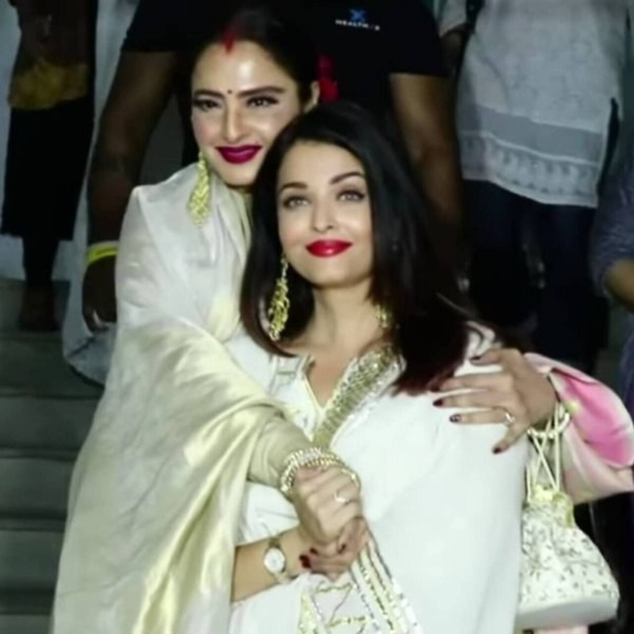 THIS video of Aishwarya Rai Bachchan and Rekha kissing and hugging at ...