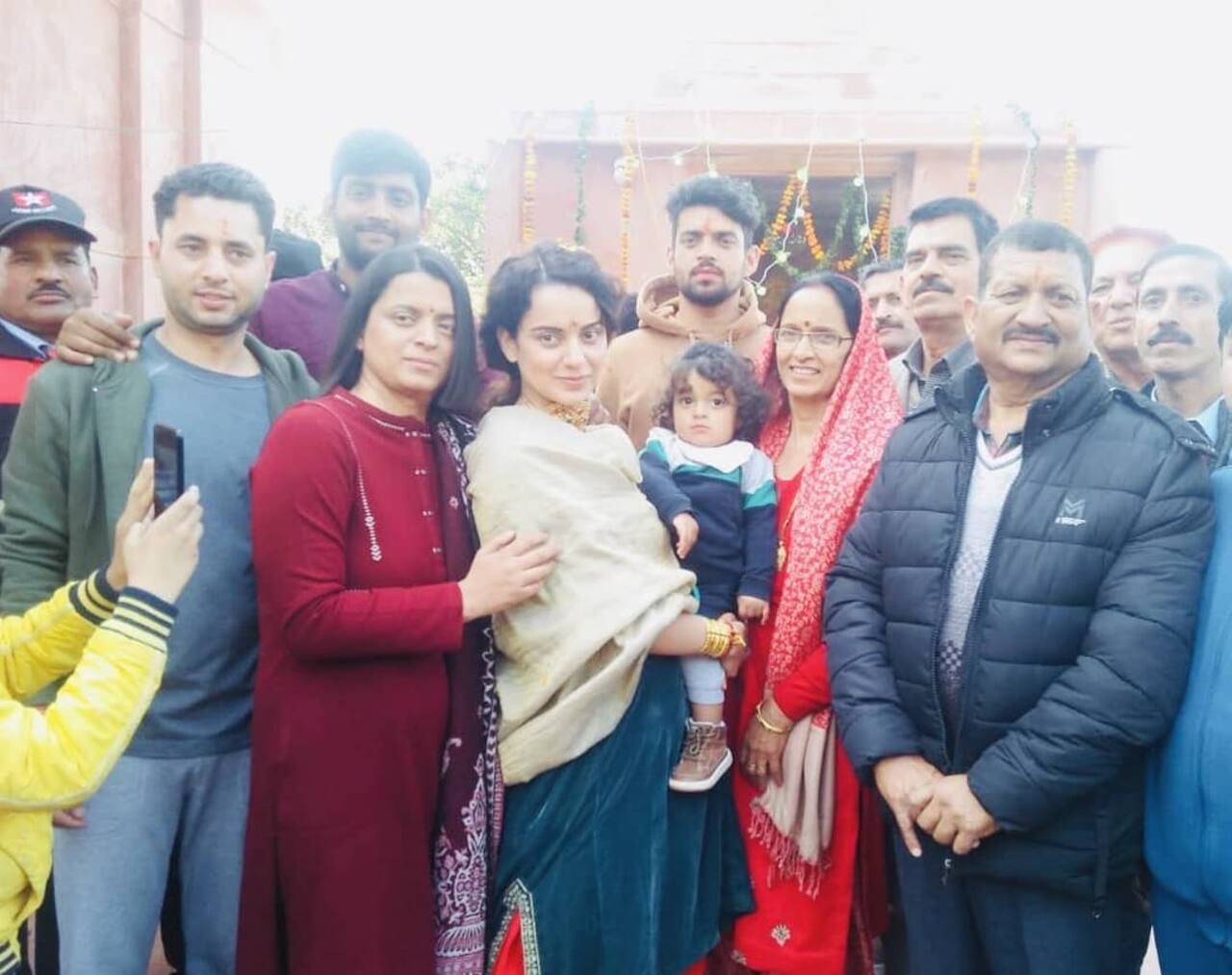Kangana Ranaut seeks blessings at her Kuldevi temple for Manikarnika ...
