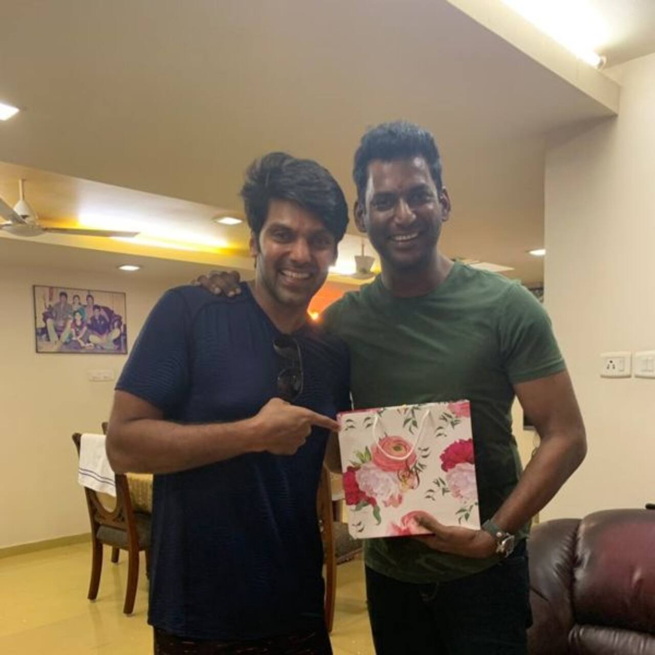 Arya invites his best friend Vishal for his wedding and the picture is ...