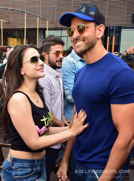 VIDEO Hrithik Roshan And Ameesha Patel Bump Into Each Other Making Us VIDEO Hrithik Roshan And Ameesha Patel Bump Into Each Other Making Us