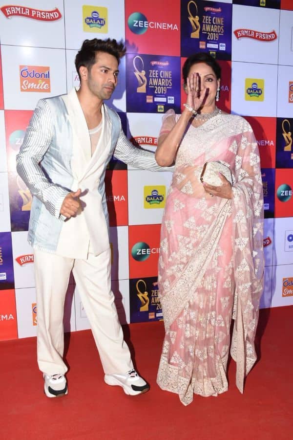 Zee Cine Awards 2019: Varun Dhawan wins hearts by touching Hema Malini ...