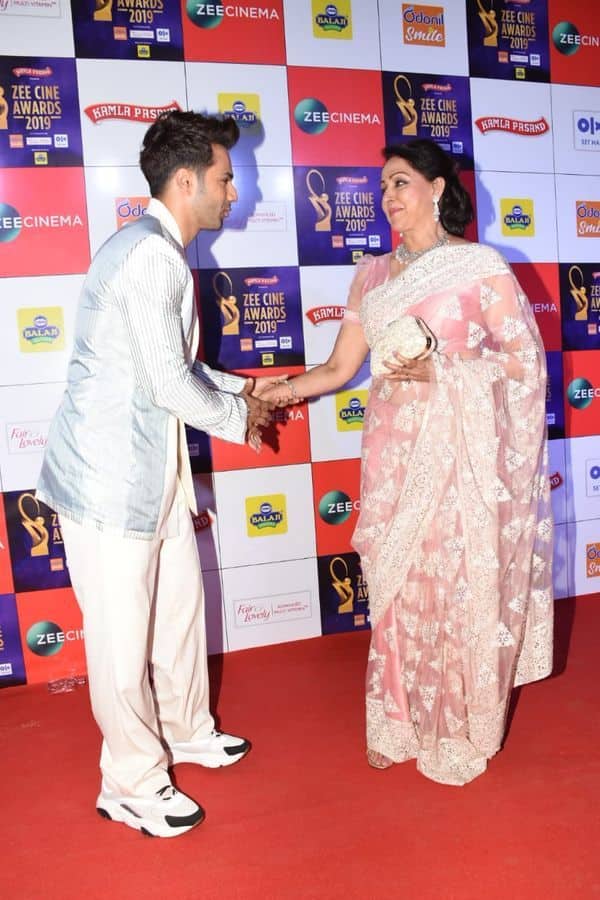 Zee Cine Awards 2019: Varun Dhawan wins hearts by touching Hema Malini ...