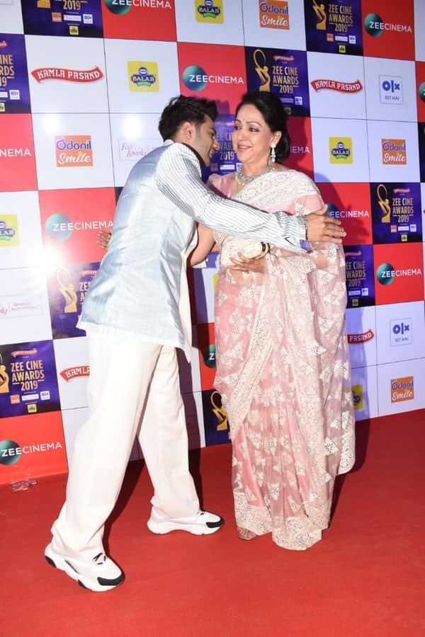 Zee Cine Awards 2019: Varun Dhawan wins hearts by touching Hema Malini ...