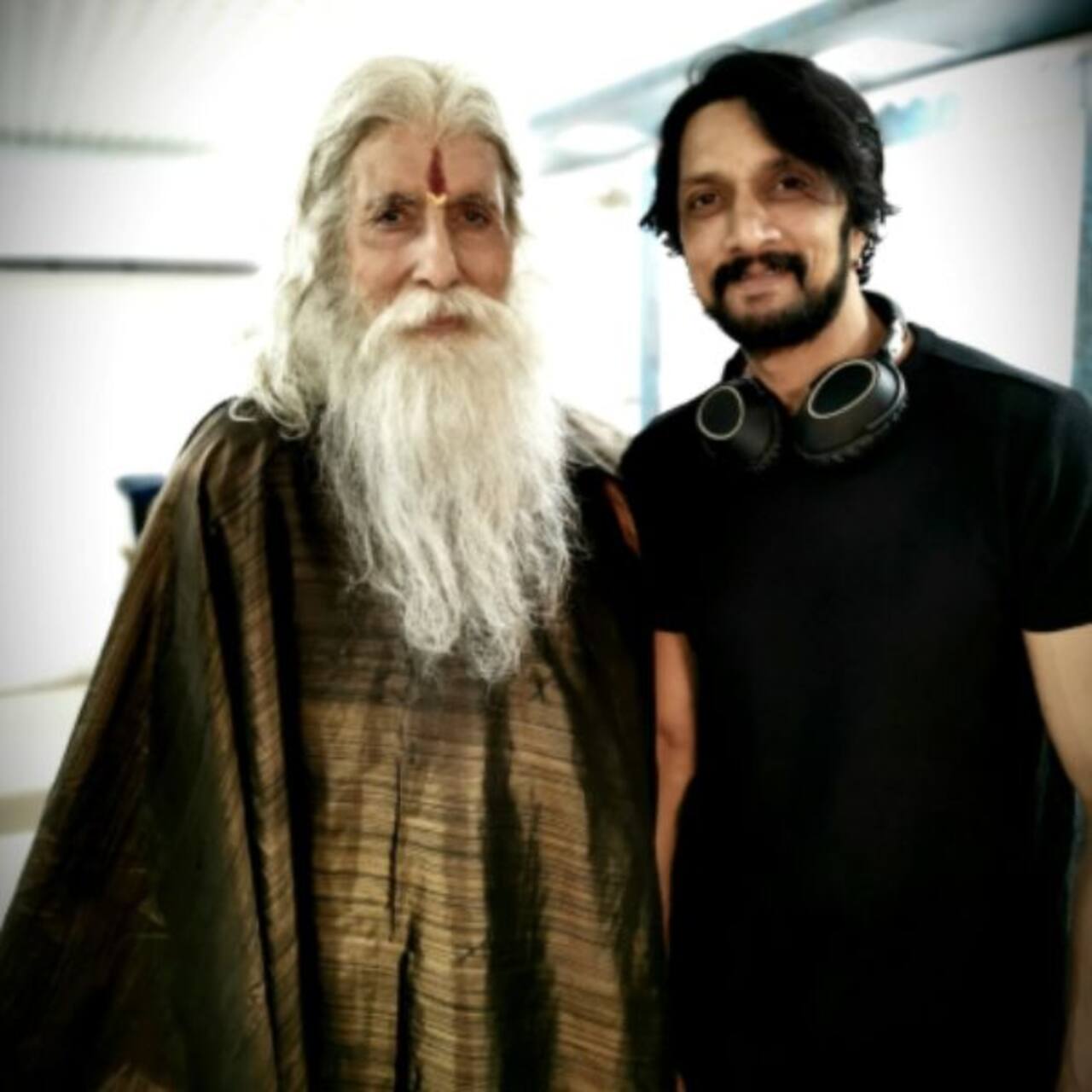 Kichcha Sudeep poses with Amitabh Bachchan on the sets of Sye Raa ...