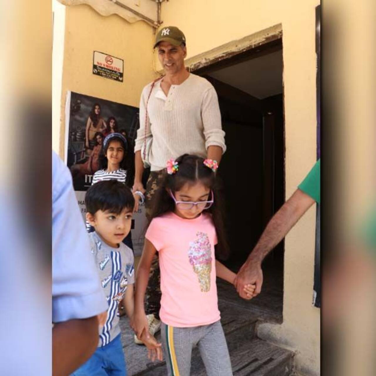 Laxmmi Bomb actor Akshay Kumar spotted with Daughter Nitara Bhatia at ...