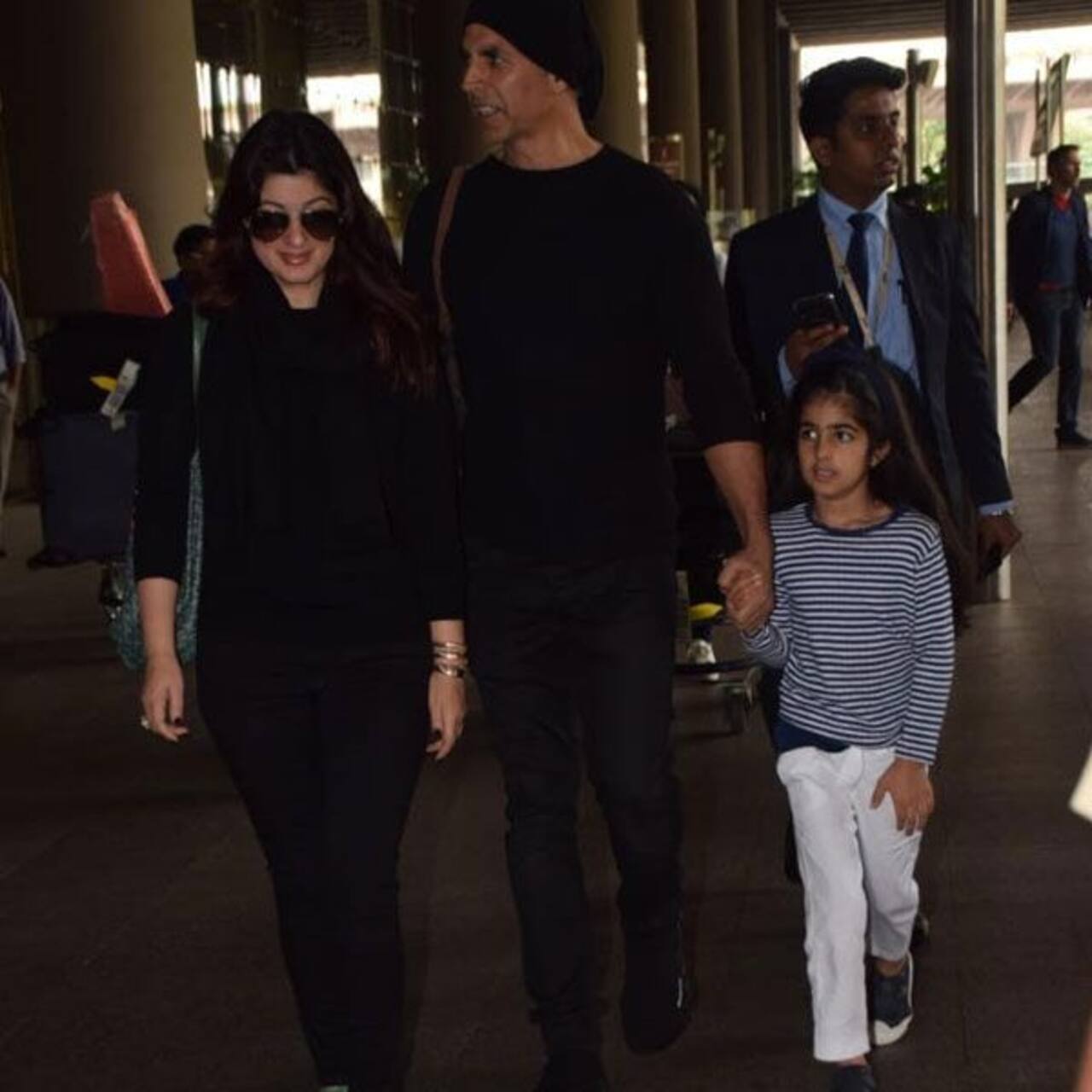 जन्मदिन मनाकर पत्नी Twinkle Khanna और बेटी Nitara Bhatia के साथ लौटे ...