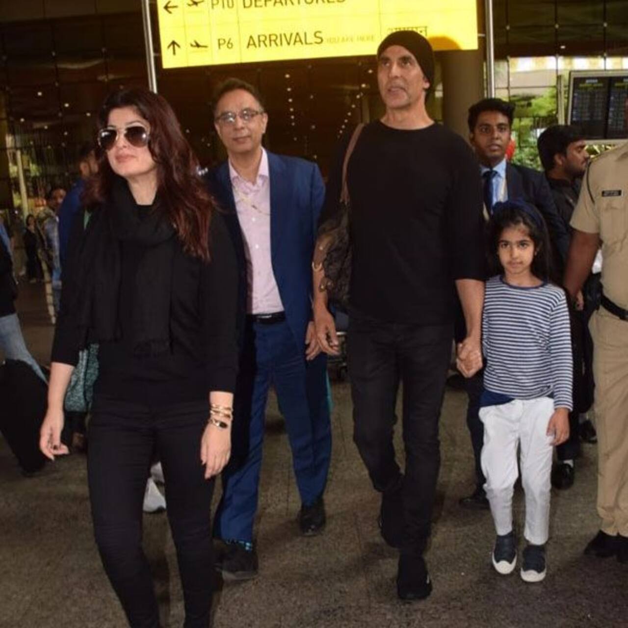 जन्मदिन मनाकर पत्नी Twinkle Khanna और बेटी Nitara Bhatia के साथ लौटे ...