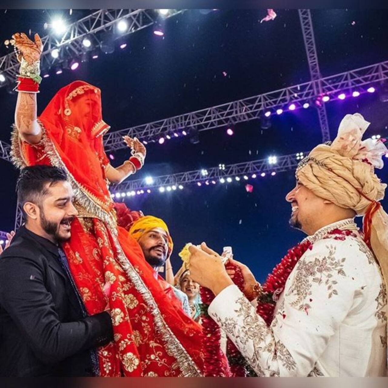 हल्दी की रस्म को सभी ने किया इ्न्जॉय