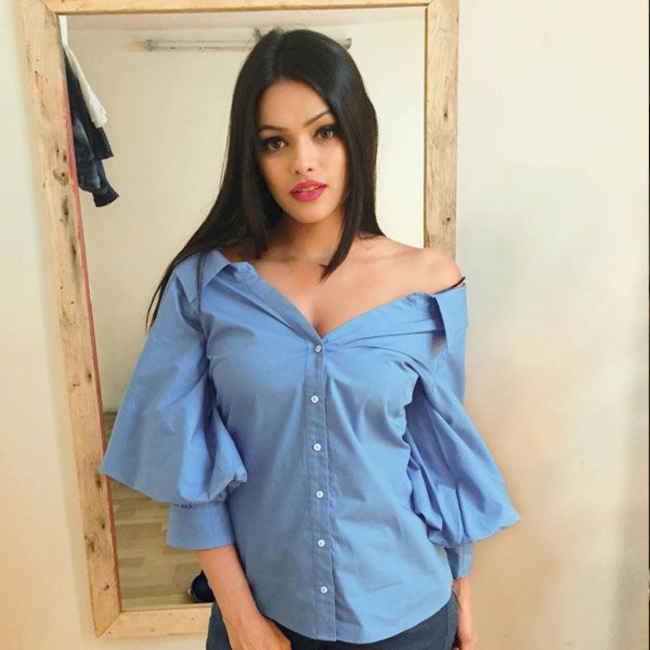 स्टाइलिश और ग्लैमरस लुक से फैंस की नीदें उड़ा चुकी हैं kasautii ...