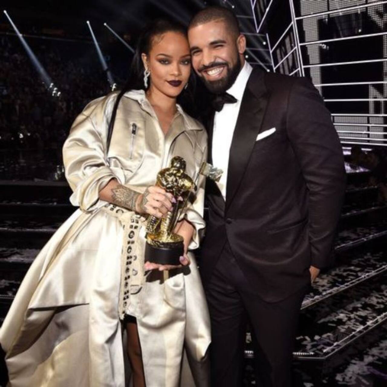Rihanna gets cozy with her ex-boyfriend Drake after calling it quits ...