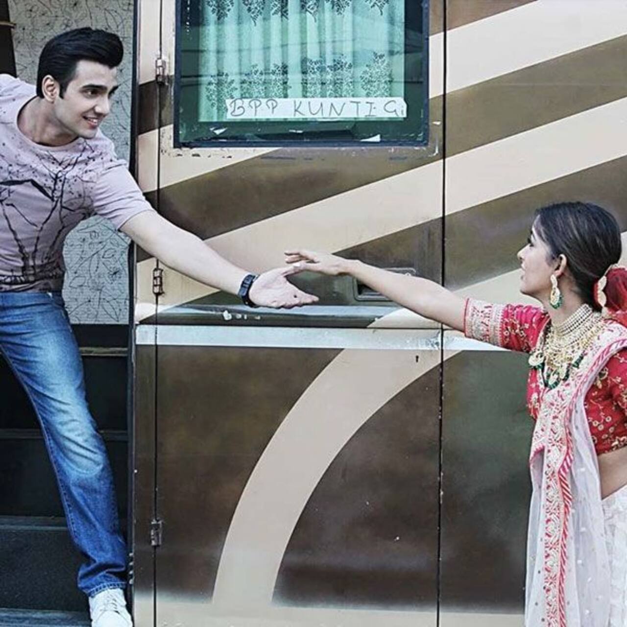 Ishita Dutta recreates iconic DDLJ train scene with Bepanah Pyaar ...