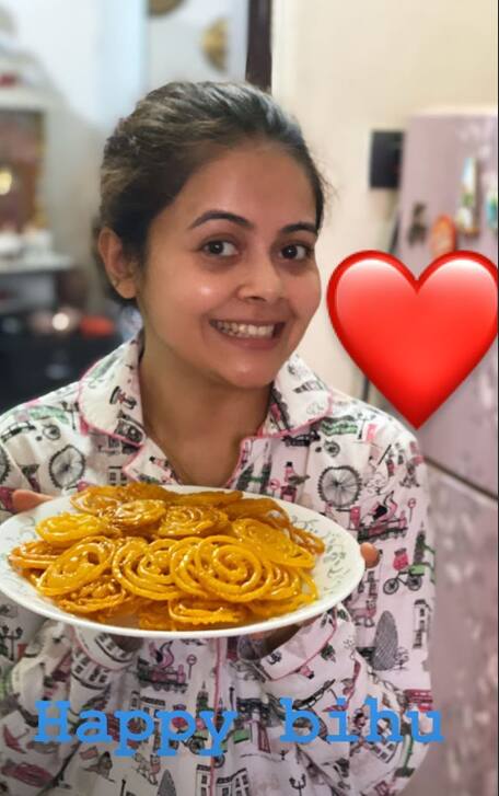 Bigg Boss 13s Devoleena Bhattacharjee Relishes Some Delicious Jalebis